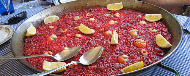 Cómo elaborar una paella de arroz rojo